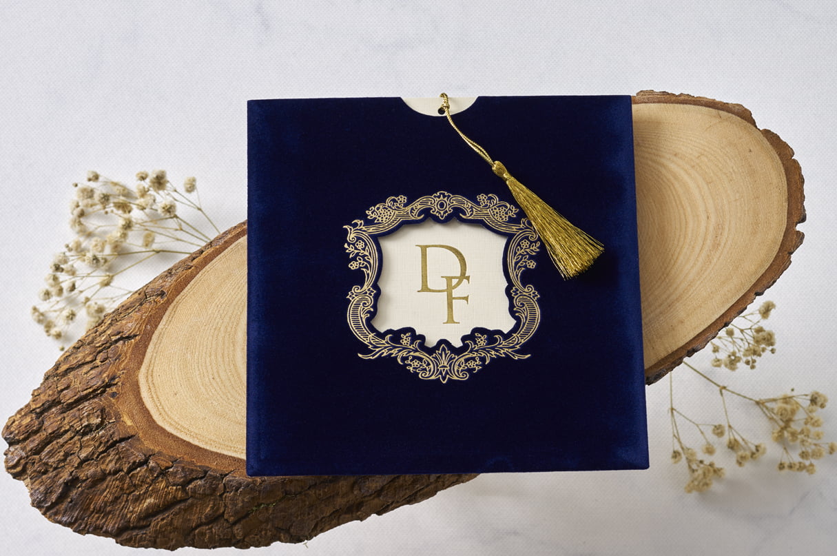 Invitatii nunta cu plic catifea albastra si ciucuras matase 16 x 16.7 ...